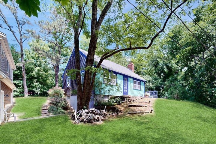Classic Cottage & Artist's Garden Near Beach - Wellfleet, MA