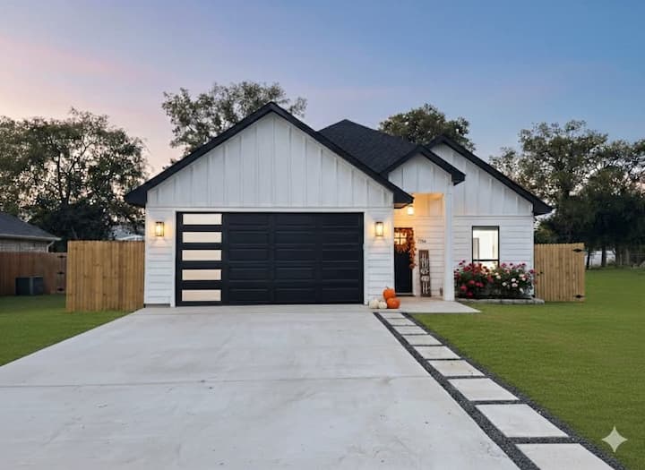 New Build Home In Corsicana Great Location - Corsicana, TX