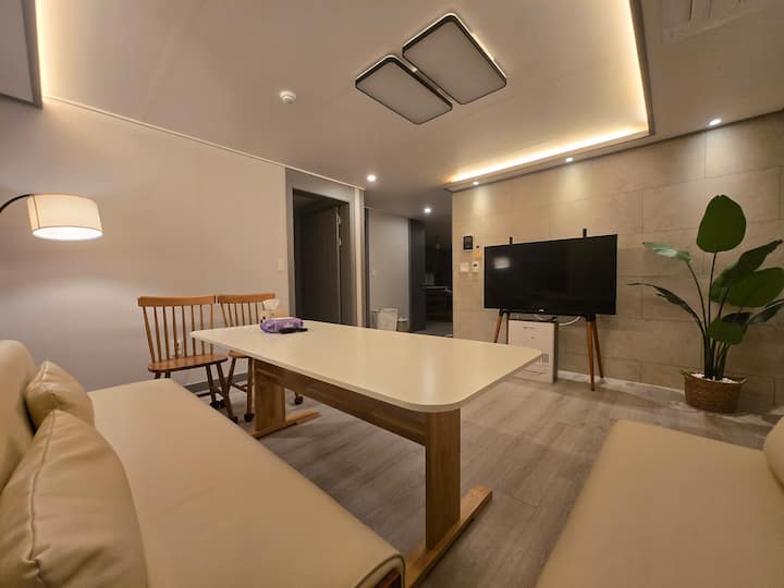 [신규오픈]유성온천역#넓은숙소#호텔침구#욕실2개#성심당롯데차로15분#엘베#무료주차#테라스 - Daejeon