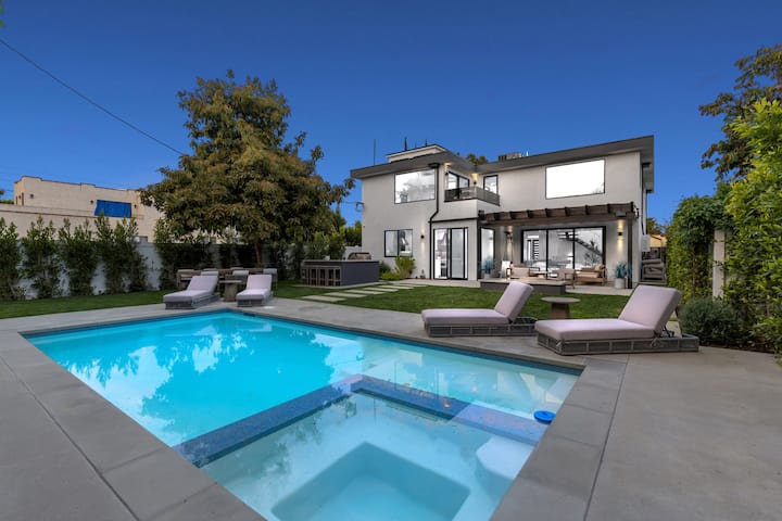 Monthly Special: 6 Bedroom, Theater, Spa, Gated - Beverly Hills, CA