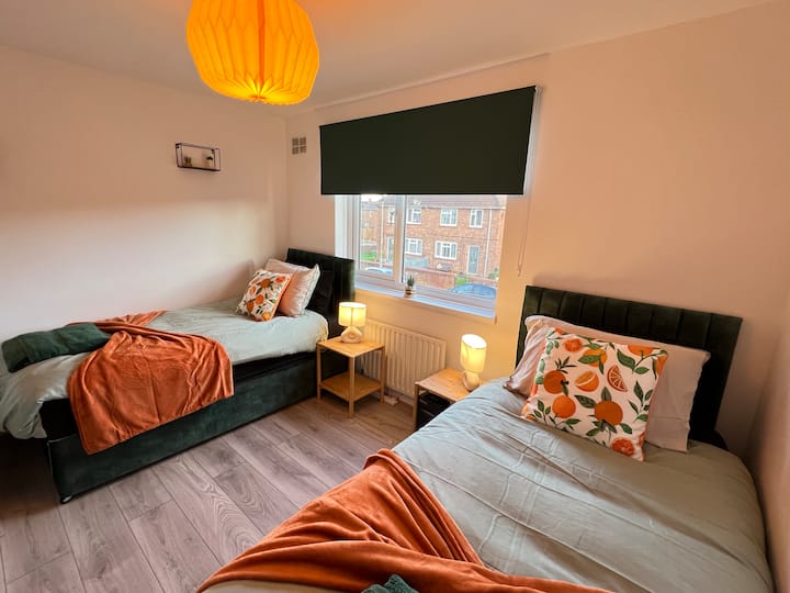 4br Group Stay Grimsby Sleeps 8 | Near Cleethorpes - Cleethorpes