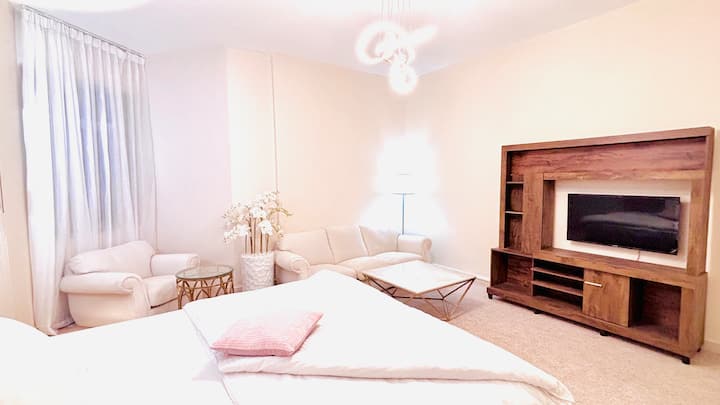 Canel View La Vista Home With Parking - Ajman