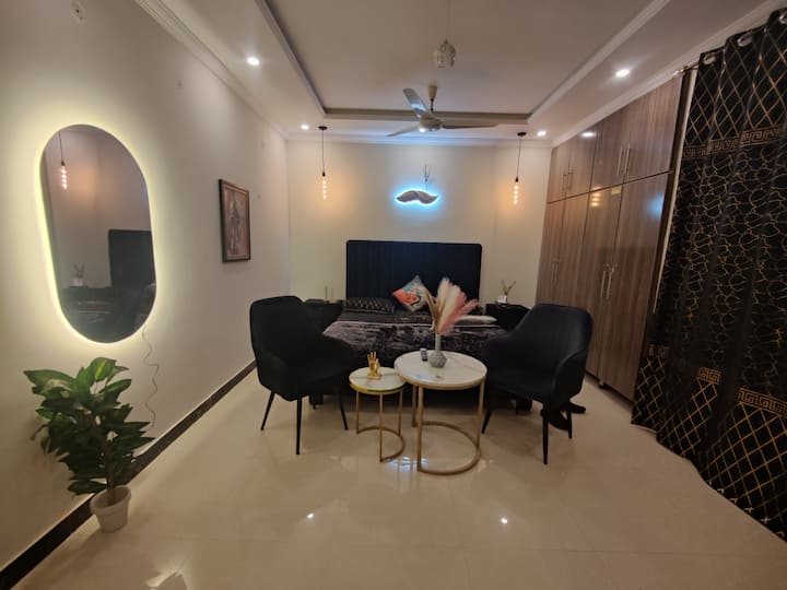 Cozy & Chic Apartment | Prime Location | Netflix - Lahore