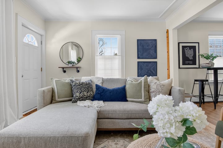 Newly Renovated Saratoga Race Course Retreat - Saratoga Springs, NY