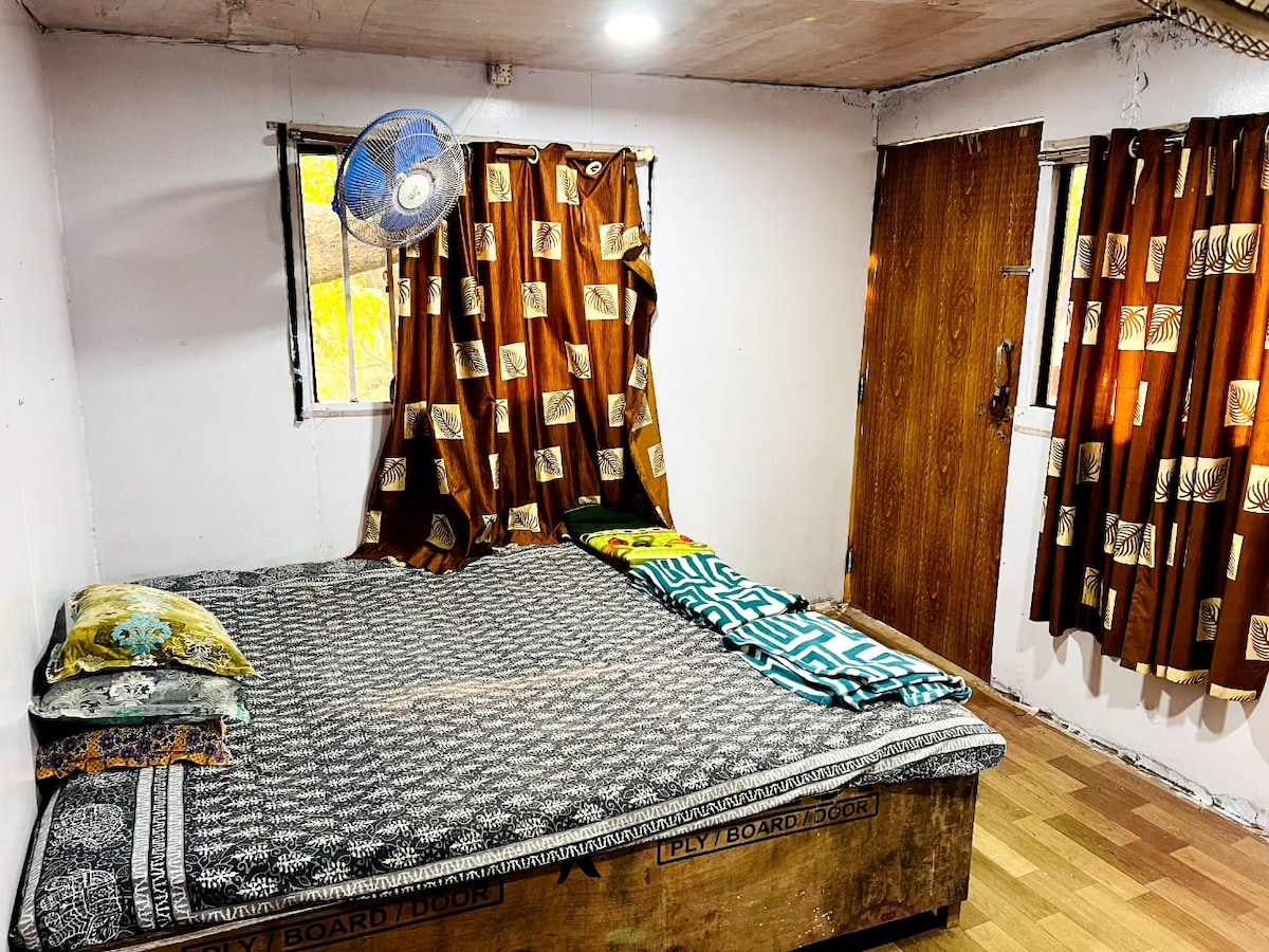 Habitaciones con aire acondicionado en casa del árbol Alibaug con ...