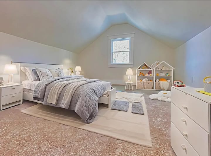 Spacious 4br • 6 Bds •2bts Ranch For Mid Term Stay - Rockford, IL