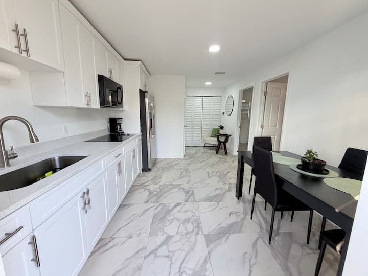 2/1 Peaceful, Lakeview Studio No Fees - Atlantis, FL