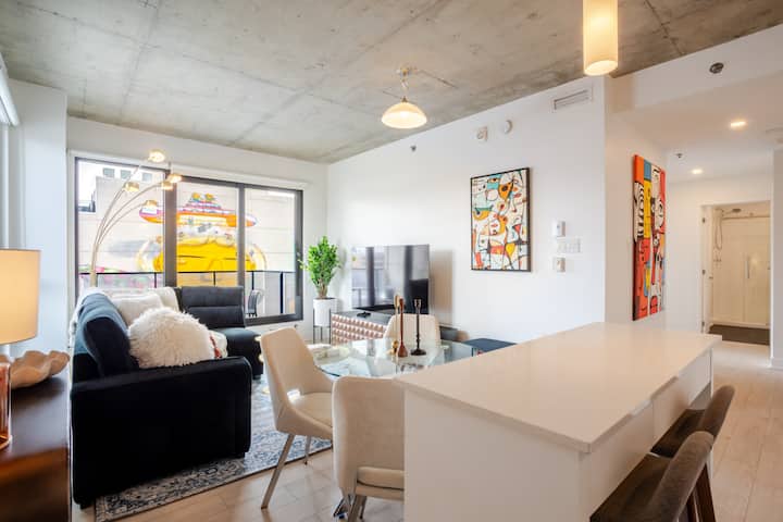Bright Downtown Apartment | Parking On-site - Montreal
