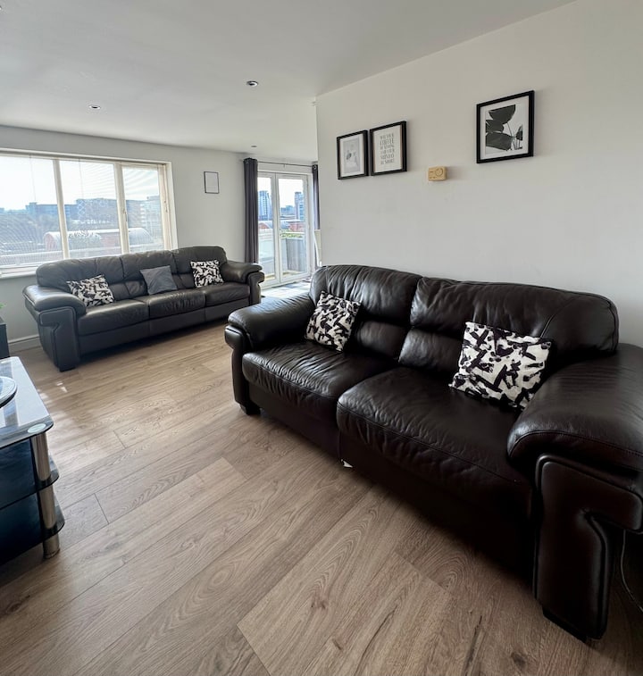 Stylish 2br/2ba Apartment. Balcony, Views, Parking - Jesmond - Newcastle-upon-tyne