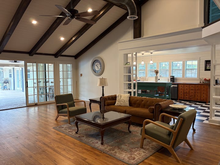 Private 6br Estate W Pool, Pickleball & Chickens - Houston, TX