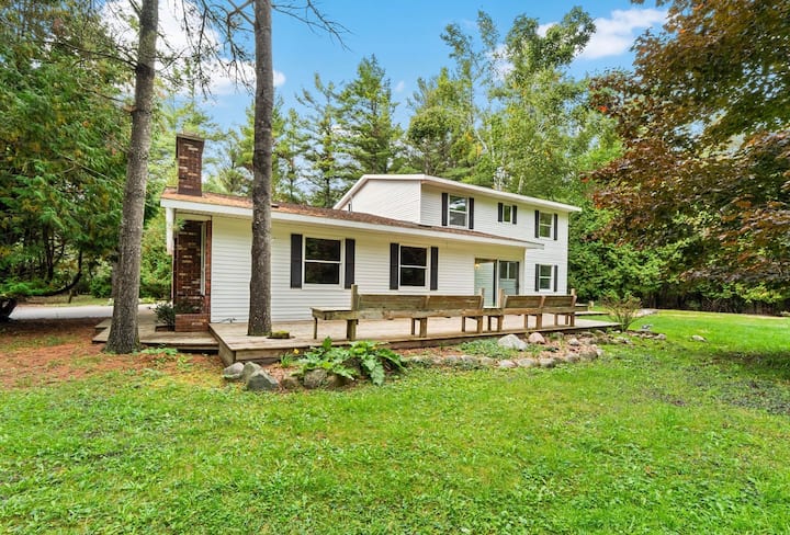 Sleeps Up To 11 • Game Room • Fire Pit • Boat Slip - Cheboygan, MI