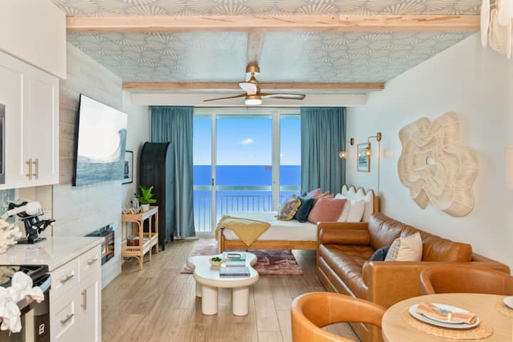 Penthouse Oceanfront Studio | Vr + Mural + Minibar - Myrtle Beach, SC