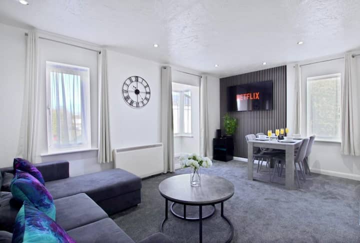 Modern 2-bed Apartment | Free Parking | Near Town - Aylesbury