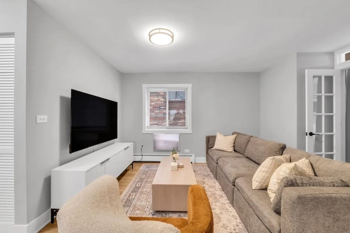 Stunning New Remodel 3b Retreat In Andersonville - Chicago, IL