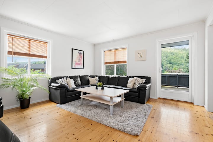 Flott Romslig Bolig Med 6 Store Rom, Parkering - Kristiansand