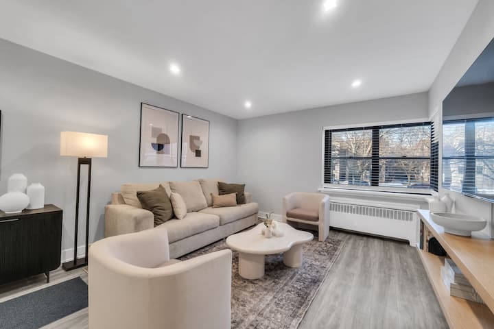 Modern Decor New Remodel 2b|1b - Evanston, IL