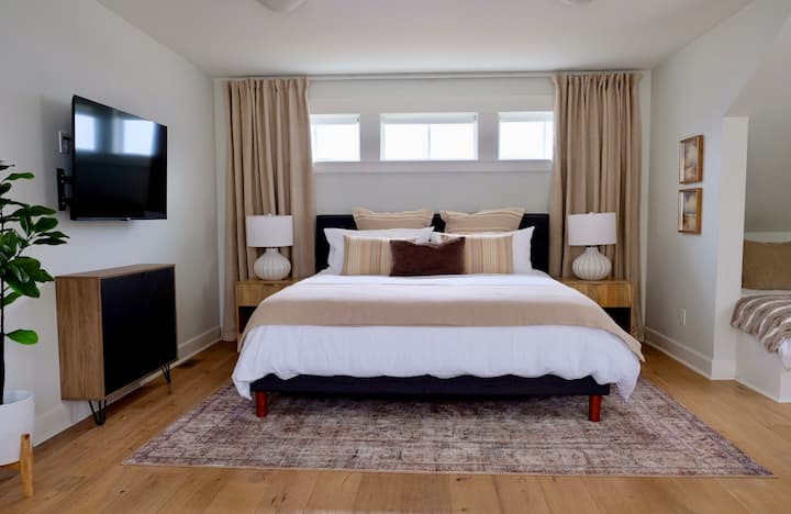 New: Luxe Riverside Loft • King Bed • Fireplace - Kamloops