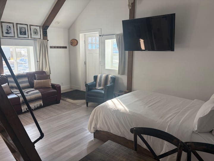 The Watershed -Sleeps 4 -Walking Distance Pools - Lava Hot Springs, ID