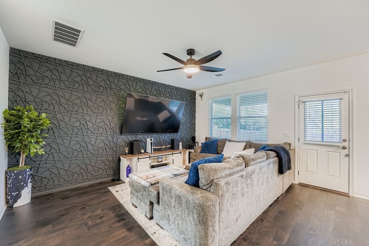 Modern 3br Home W/ Gym 
&
Office | Austin - Pflugerville, TX