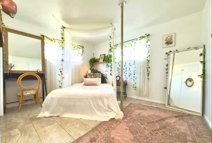 Whimsical Cottage - Tempe, AZ