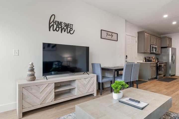 Stylish Suite 202 By Downtown & Convention Center! - Hot Springs, AR