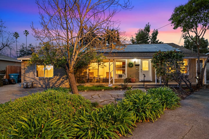 Charming Home W/ Orange Backyard In Redwood City - San Carlos, CA