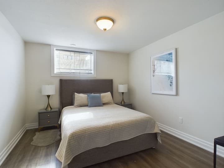 Bright Spacious 4 Bedroom 1.5 Bathroom Basement - Southampton