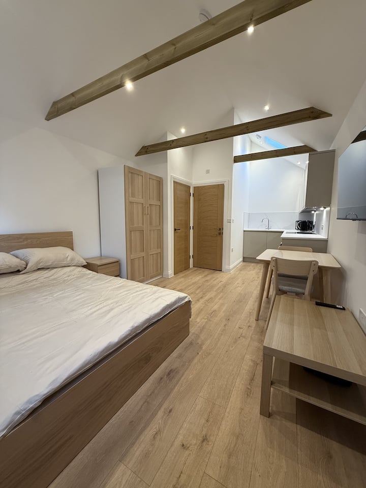 Cosy Detached Bungalow - Reading