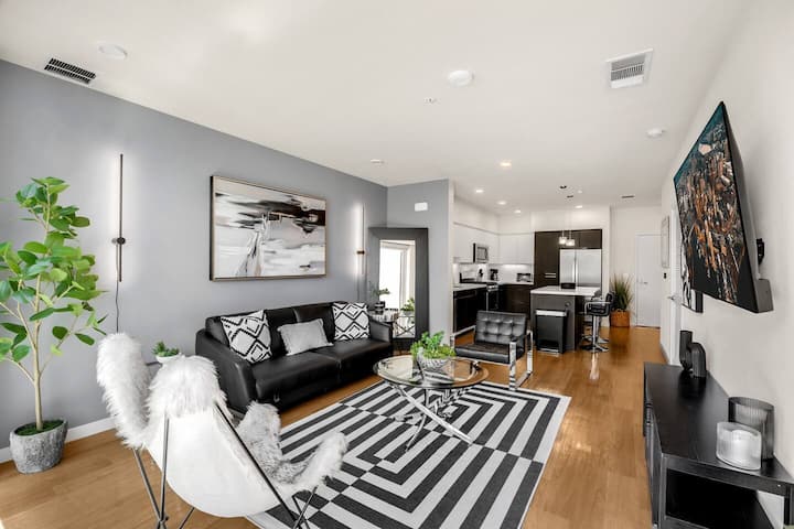 Large Lux Modern Central Location ~ Pool & Gym - Costa Mesa, CA
