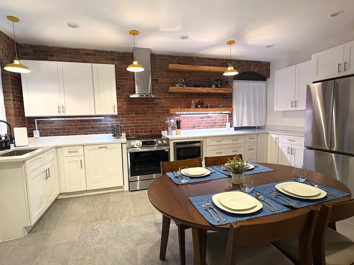 Modern Brookline Retreat: Steps To Green Line - Brookline, MA