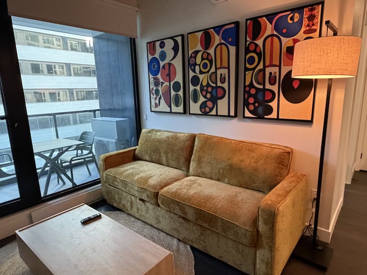Elegant Downtown Stay | Pools Gym & Rooftop - Montreal