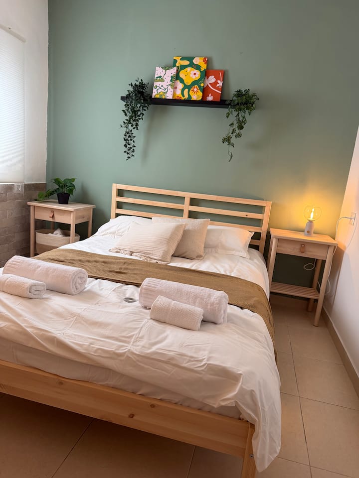 Green Spot

שכונה ב׳
על פארק הסופרים 
חצר פרטית - Israel