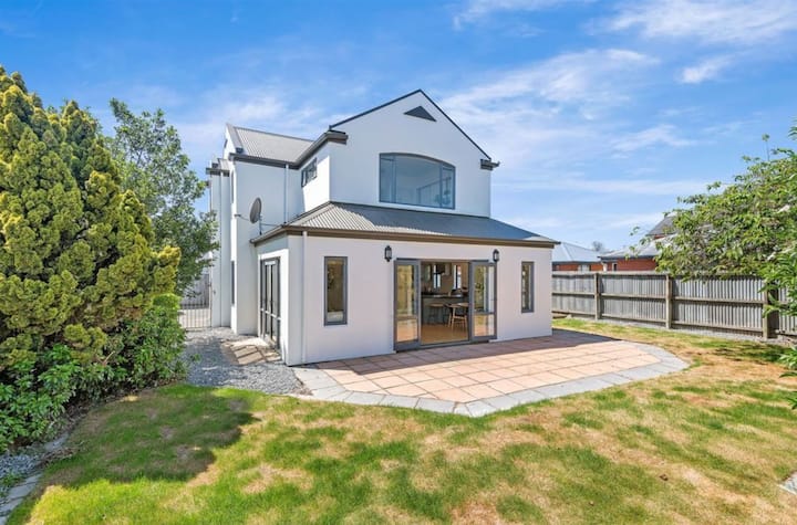 Modern & Cozy 4br Home - Christchurch