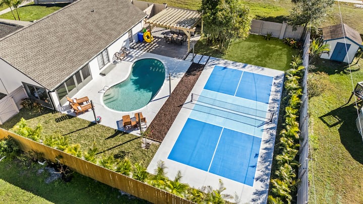 Casa Del Sol ~ Private Pool, Pickleball, Speakeasy - Melbourne