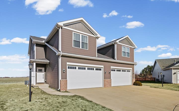 Prairie View | 6br | 4full & 2half Baths | 12 Beds - Champaign, IL