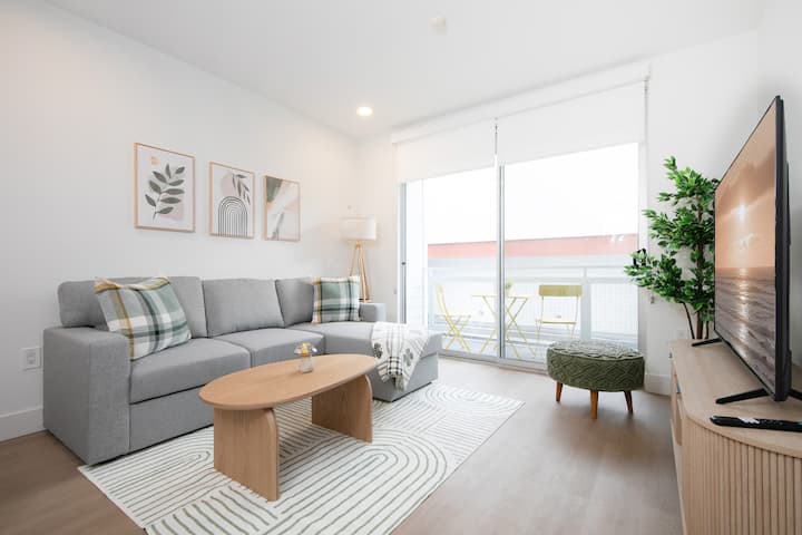 Beautiful Apartment Near The Beach | Free Parking - Santa Monica, CA