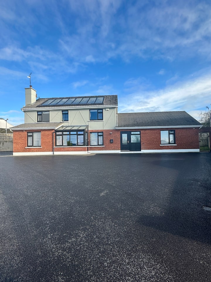 A Large 7 Bedroom House Ideal For Large Gatherings - Limerick