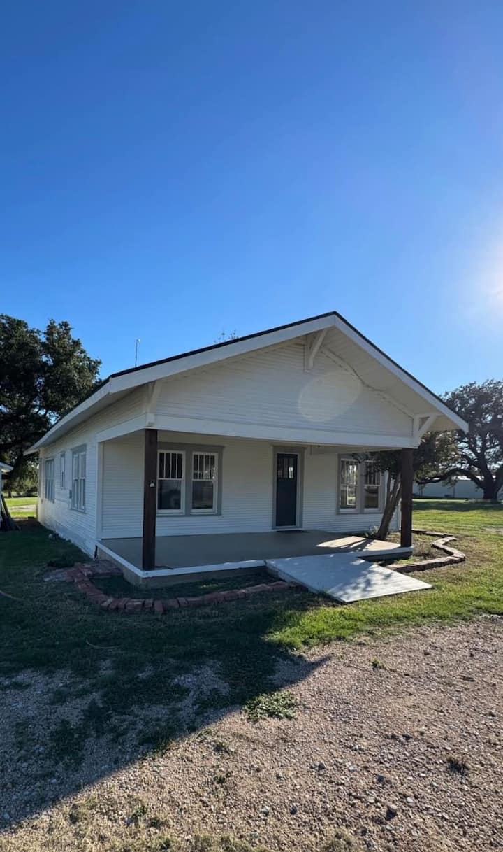 Under The Oak On Main - Lake Comanche, TX