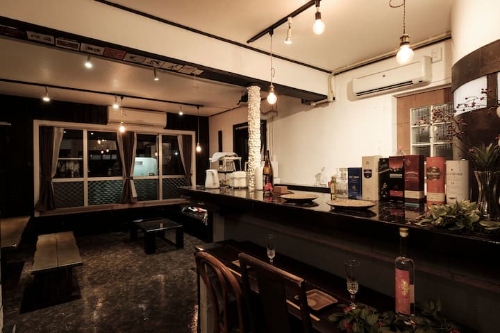 駐車場4台・6名宿泊可能！写真映えするアーティスティック空間で特別な滞在をお楽しみください - 宜野湾市