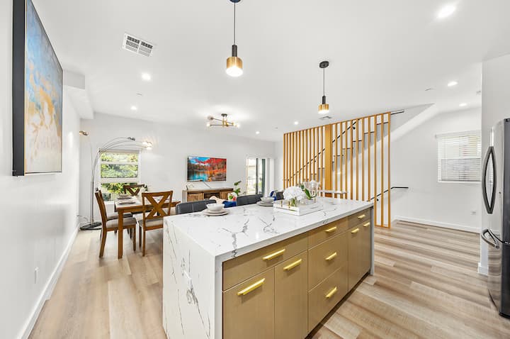 Spacious 5 Bedrooms House In Los Angeles - Los Angeles, CA