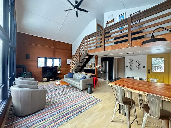 Cozy Mountain Ski Cabin With Modern Comforts - Alyeska, AK