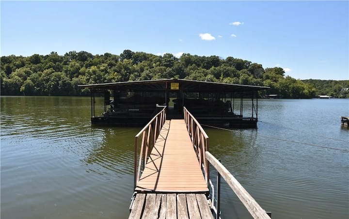 Boat And Slip $500 + Weekly Stay $500 - Gravois Mills, MO