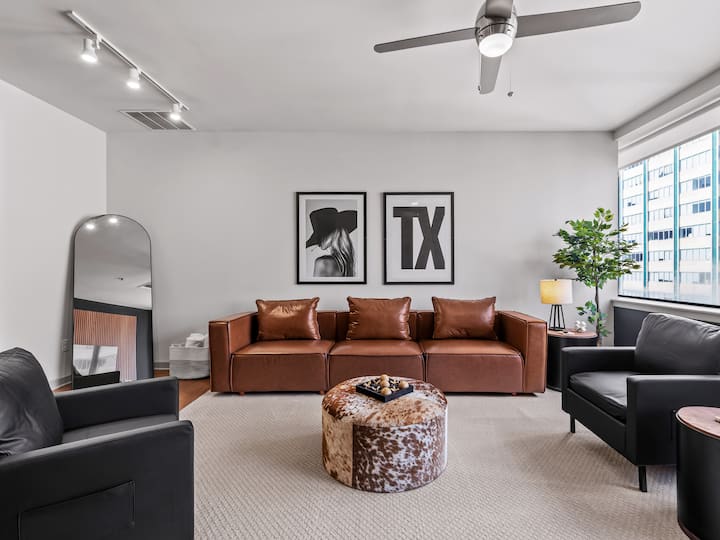 Downtown Dallas High-rise | Free Parking+views - Dallas Zoo, Dallas