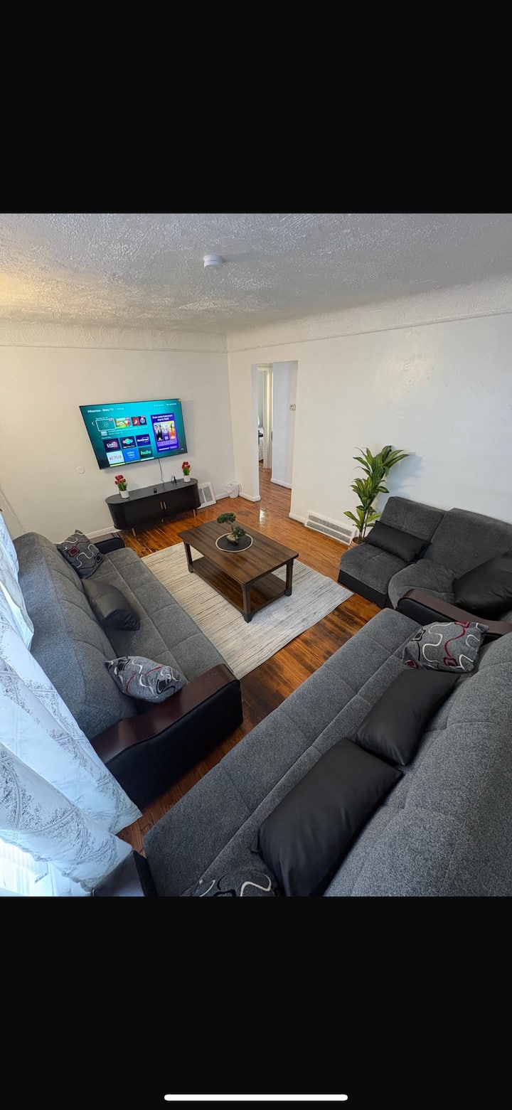 Cozy Updated Home Close To Dearborn - Dearborn, MI