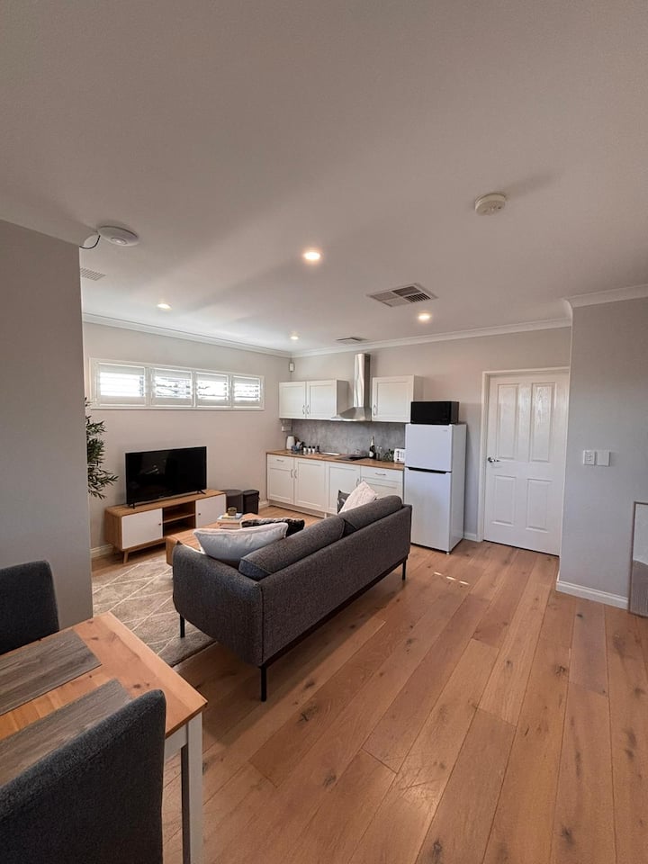 Pine View - Private 2 Bedroom Apartment Park Views - 준달럽