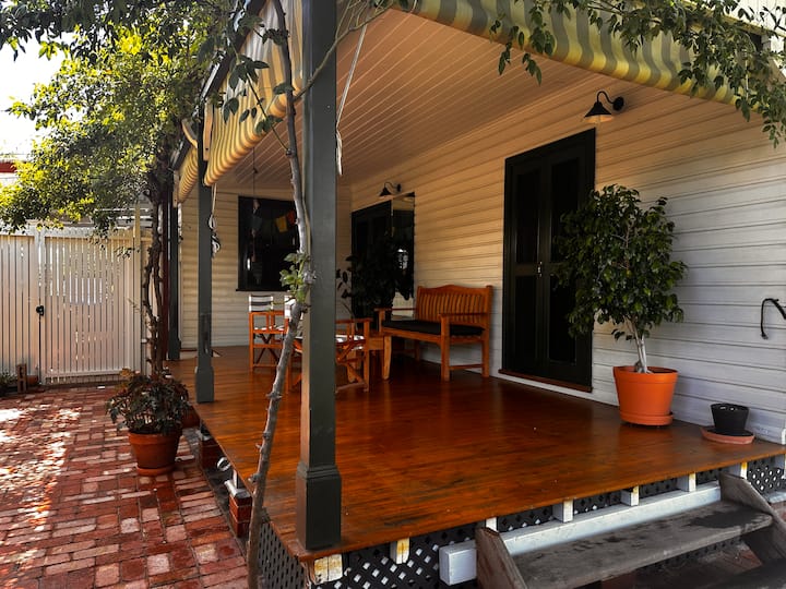 Central, Near Hospital Ideal For Medical & Work - Wagga Wagga