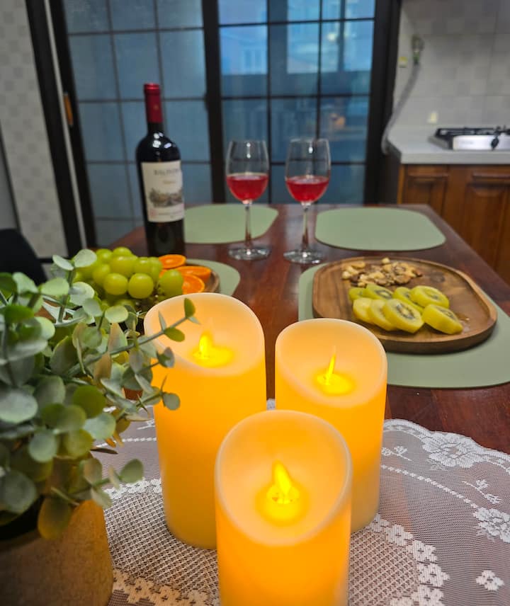 그리다,거제
[고현시내]방2/퀸3개/6인/
숙소앞도보1분온천/가족/친구모임/출장팀 - Geoje-si