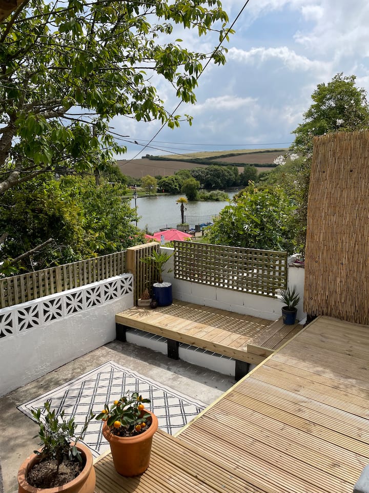 Charming Lakeview Bungalow- Garden, Deck & Parking - Newquay