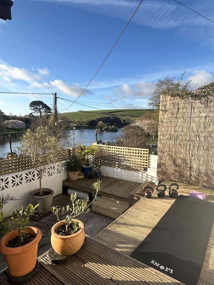 Charming Lakeview Bungalow- Garden, Deck & Parking - Newquay