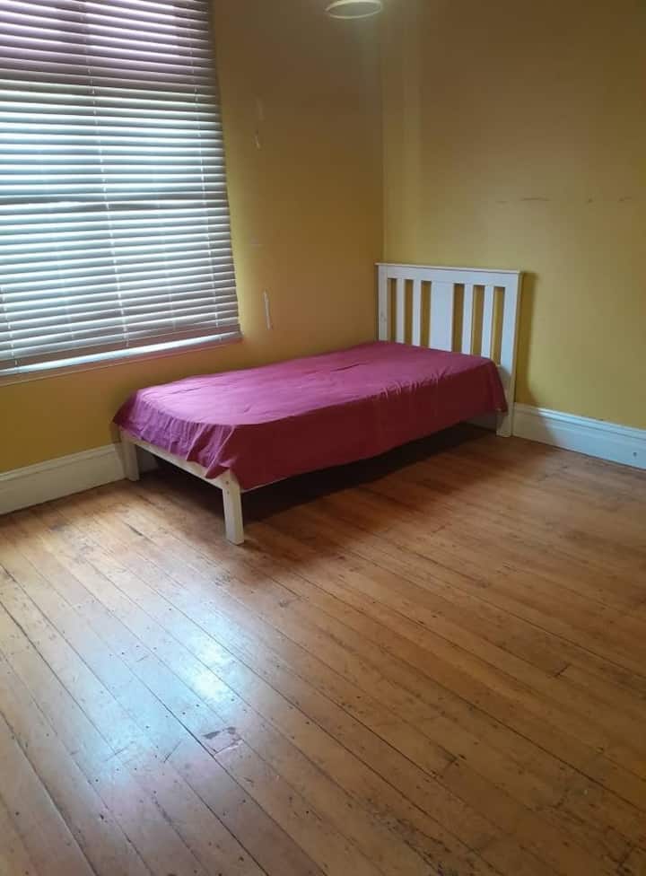 Budget Private Room Near Train & Shops - Melton